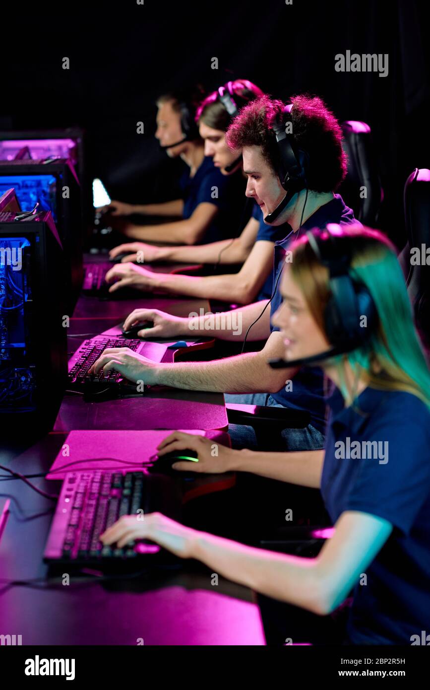 Group people radio listening hi-res stock photography and images - Alamy