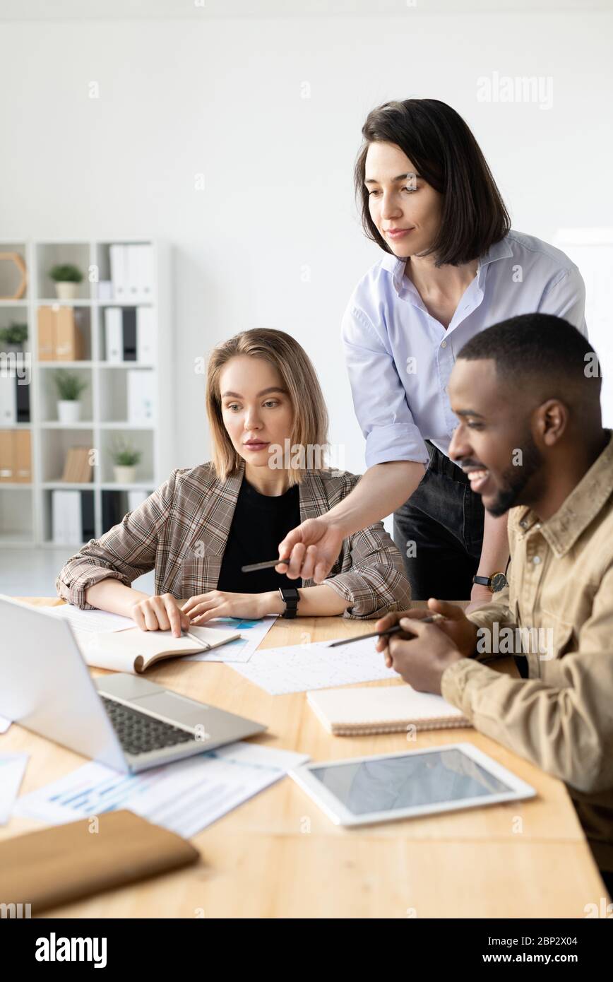 Two foreign people talking hi-res stock photography and images - Alamy