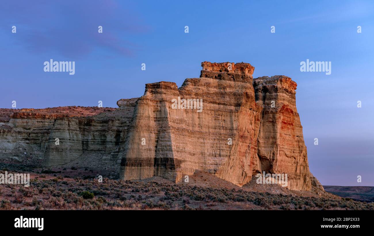 Beautiful landscape sunrise across a magnificent rock face Stock Photo ...