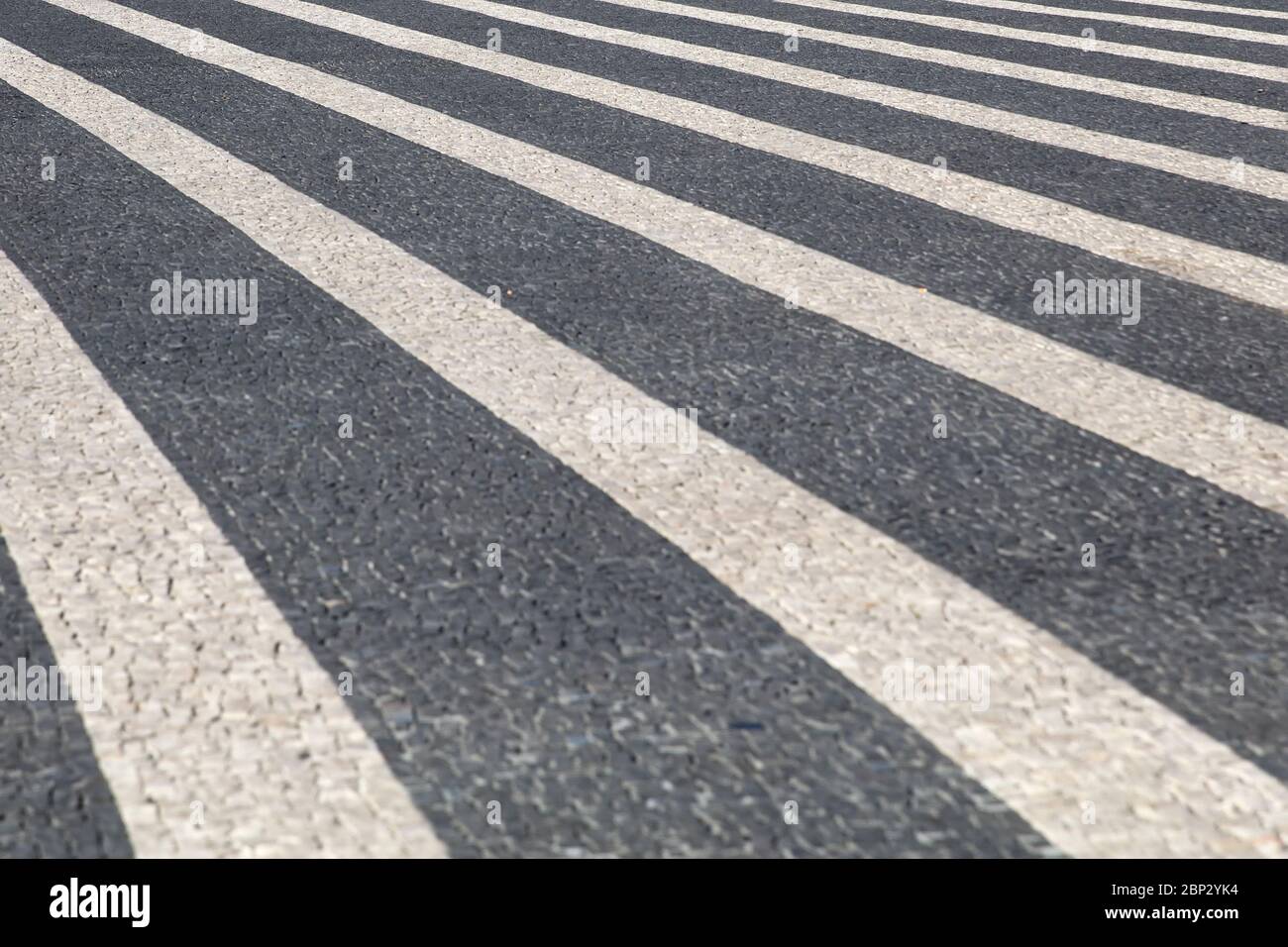Block paving white lines hi-res stock photography and images - Alamy