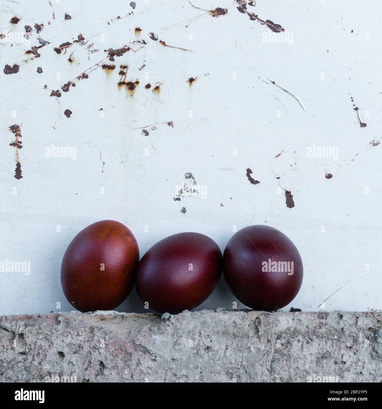 Red eggs hi-res stock photography and images - Alamy