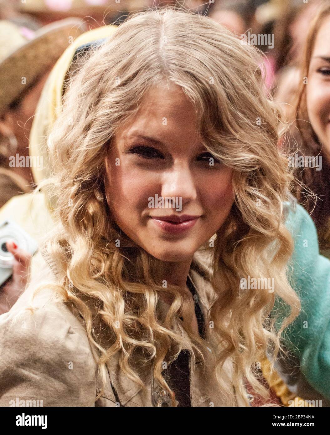 NEW YORK, NY, USA - MAY 29, 2009: Taylor Swift Performs on NBC's "Today ...