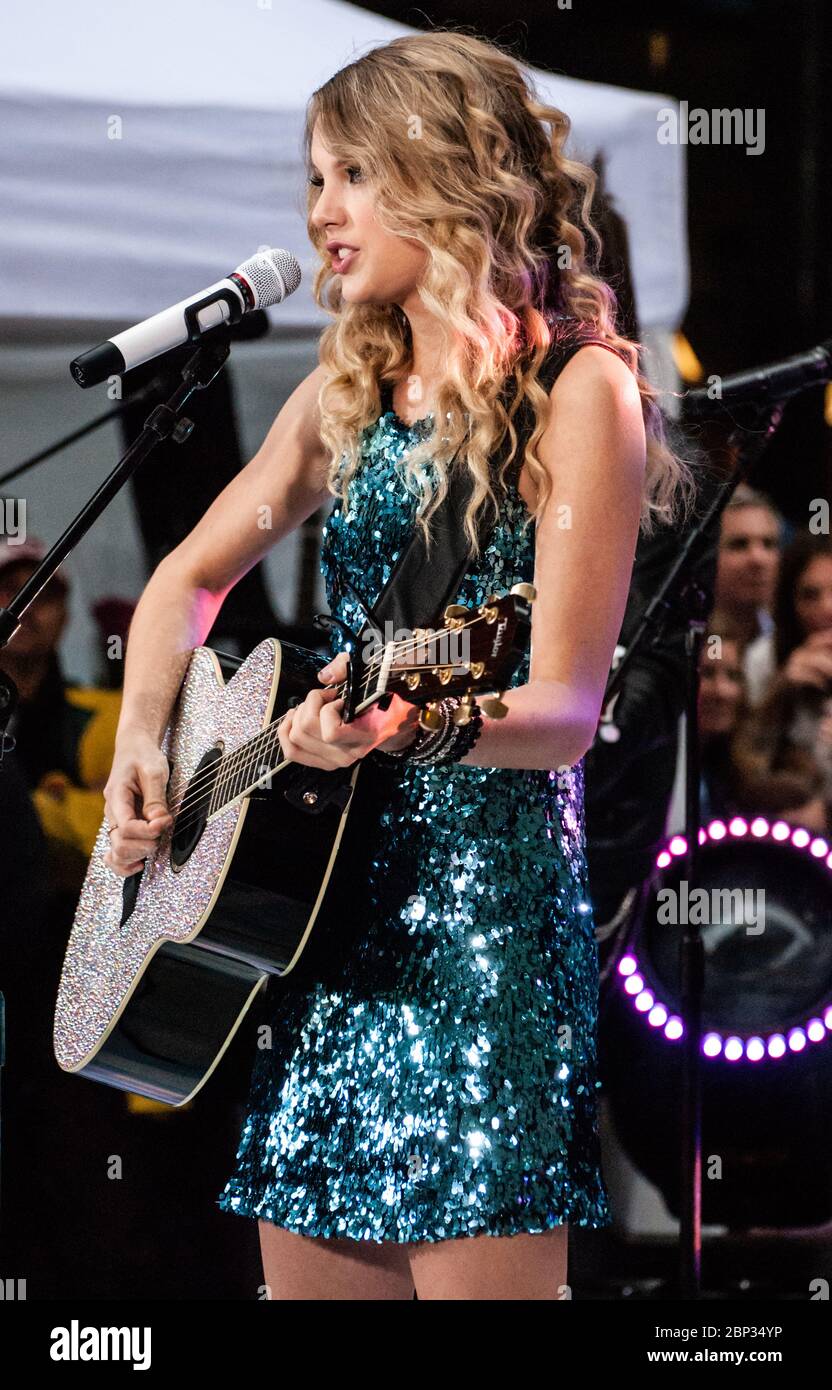 NEW YORK, NY, USA - MAY 29, 2009: Taylor Swift Performs on NBC's "Today ...