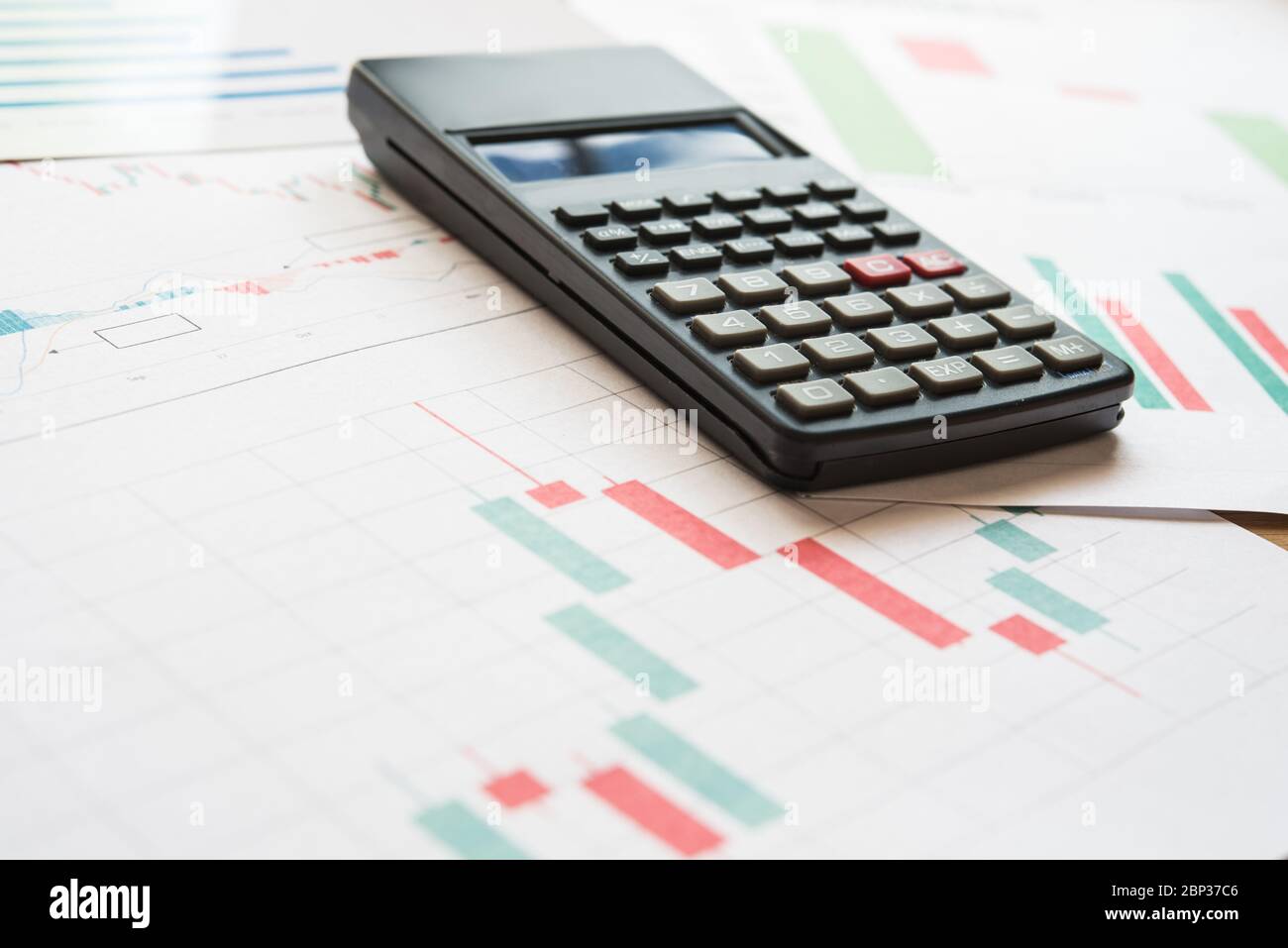 working economist financial analytics papers Stock Photo - Alamy