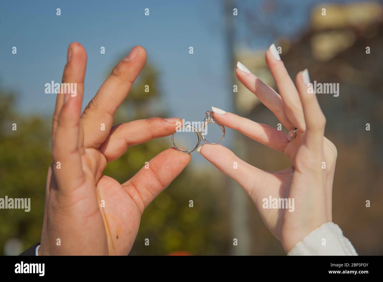 Two wedding rings and symbols female hi-res stock photography and ...