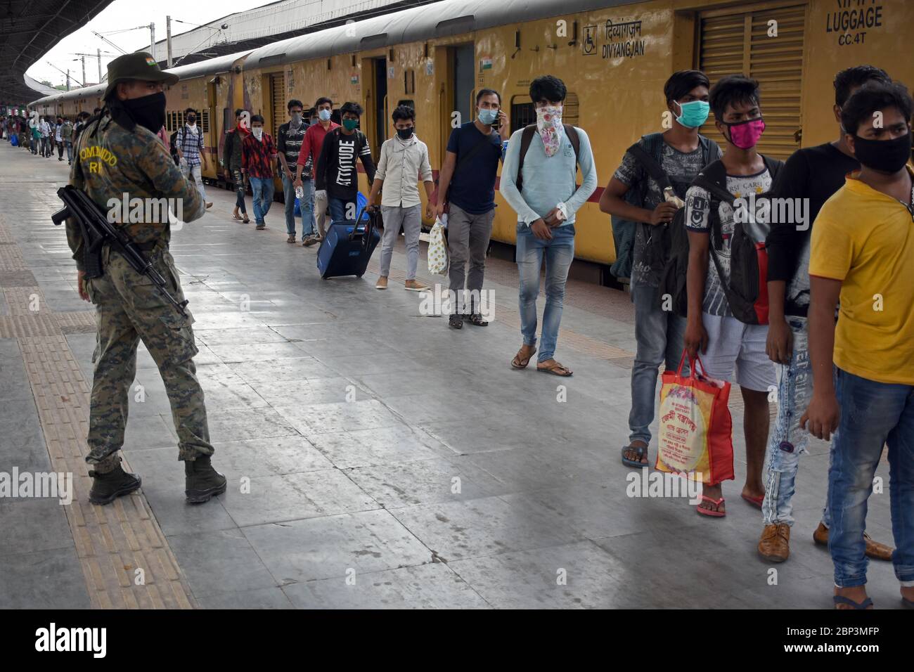 Howrah railway platform hi-res stock photography and images - Alamy