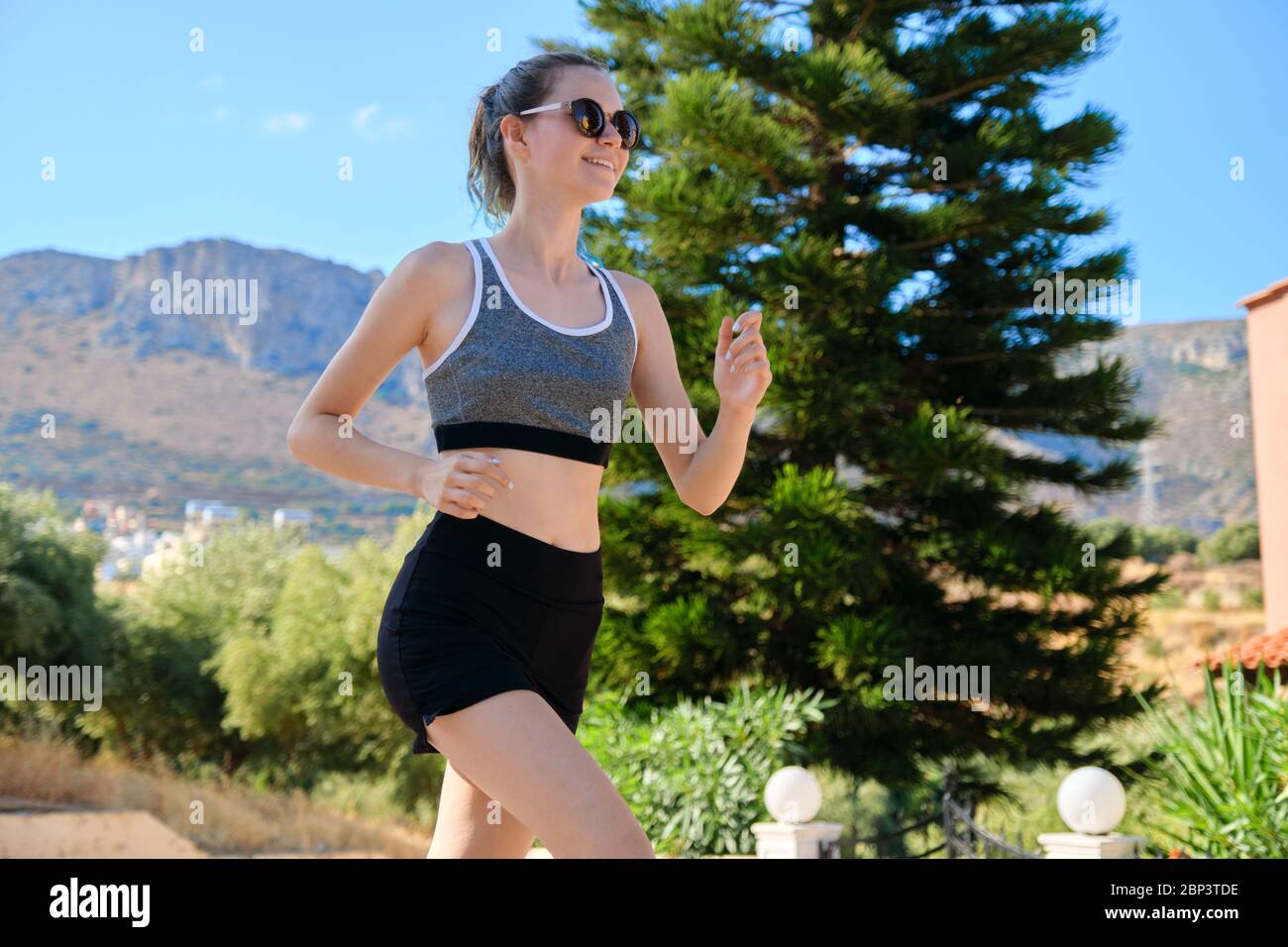 Teen running cross country hi-res stock photography and images - Alamy