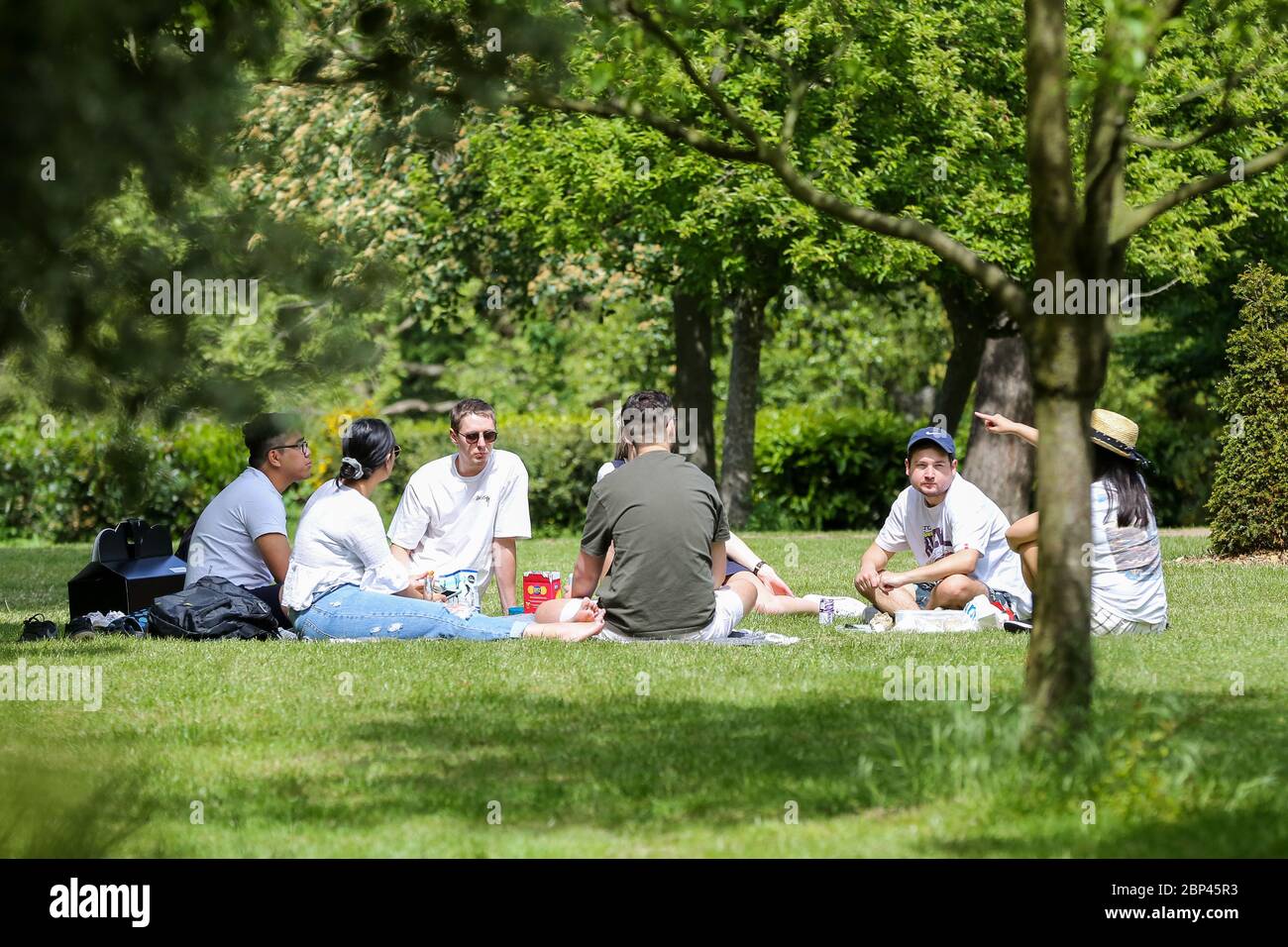 People enjoying the warm weather in Finsbury park during the COVID-19 ...