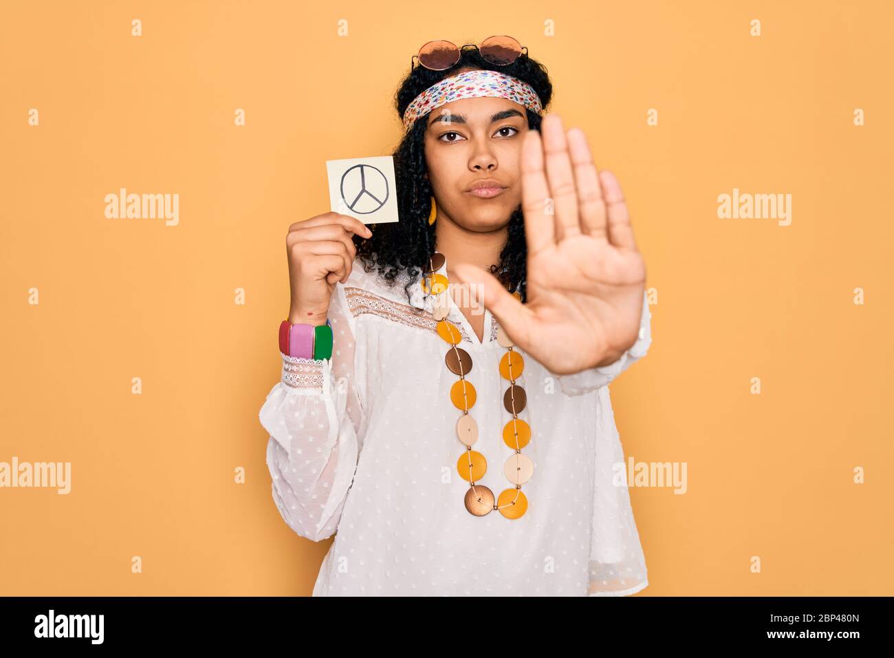 African american curly hippie woman wearing sunglasses holding reminder ...