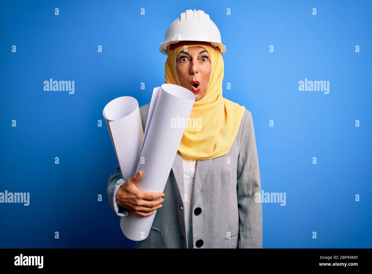 Middle age architect woman wearing muslim hijab and security helmet ...