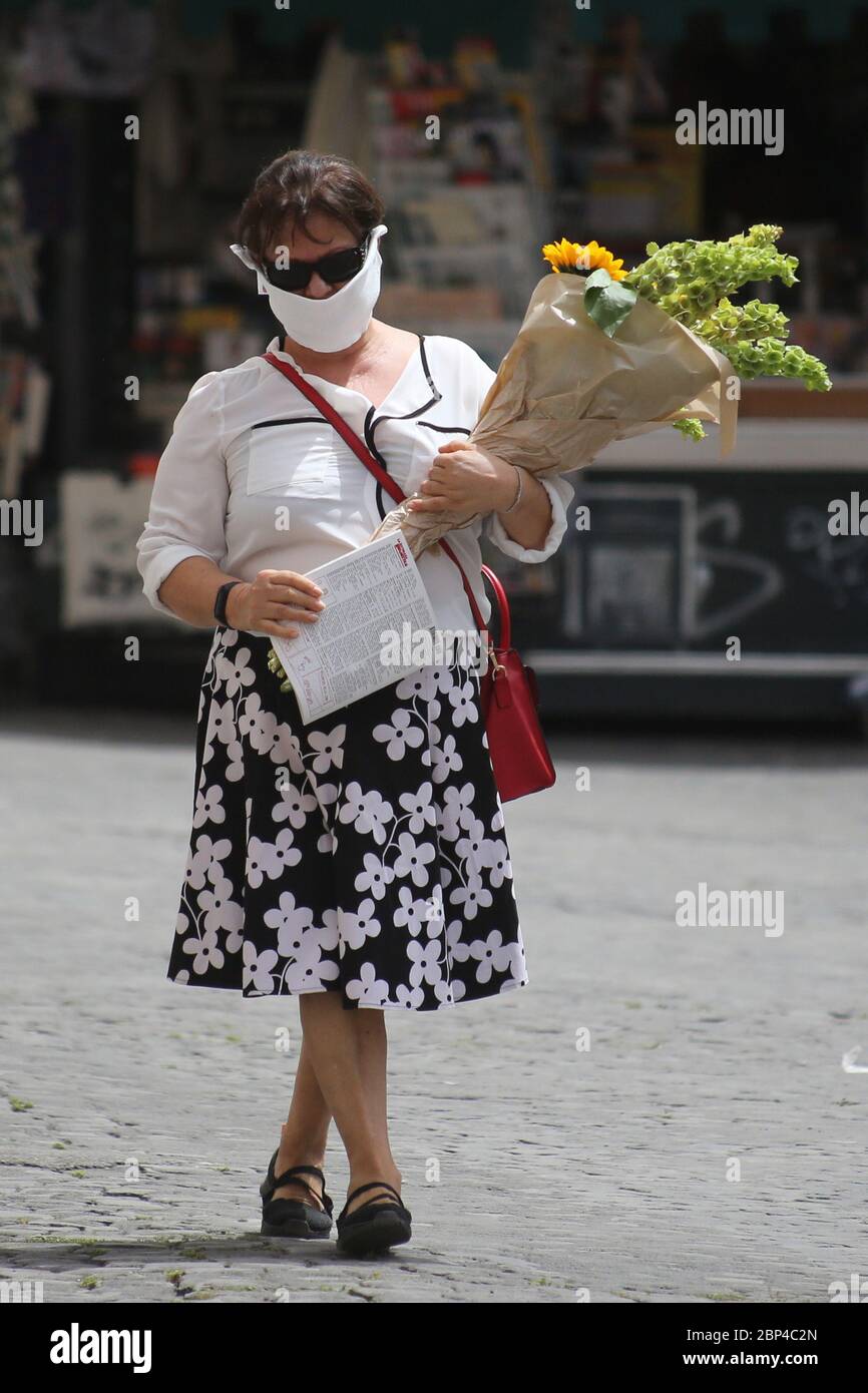 Signora cammina hi-res stock photography and images - Alamy