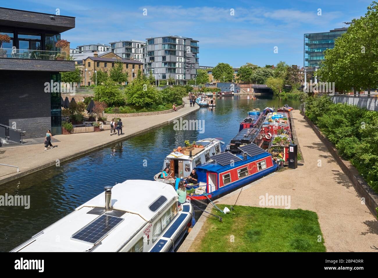 Narrowboats along the Regent's Canal, at the newly developed King's ...