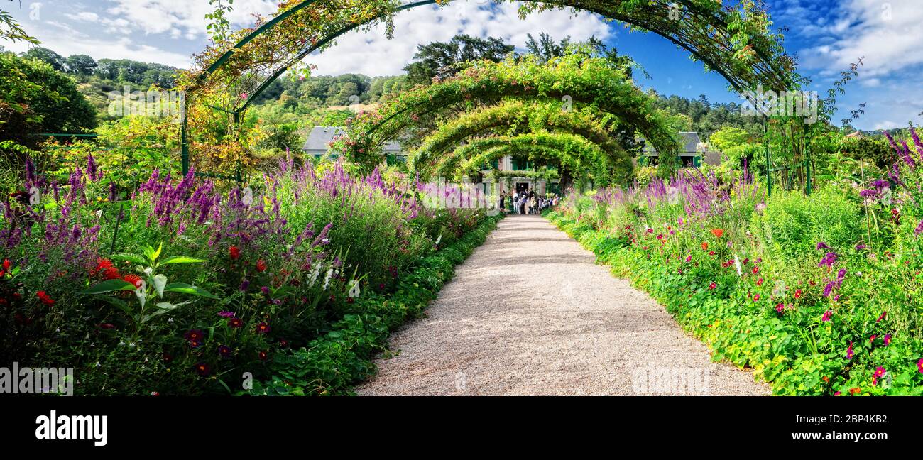 Gverny green garden gallery Stock Photo - Alamy