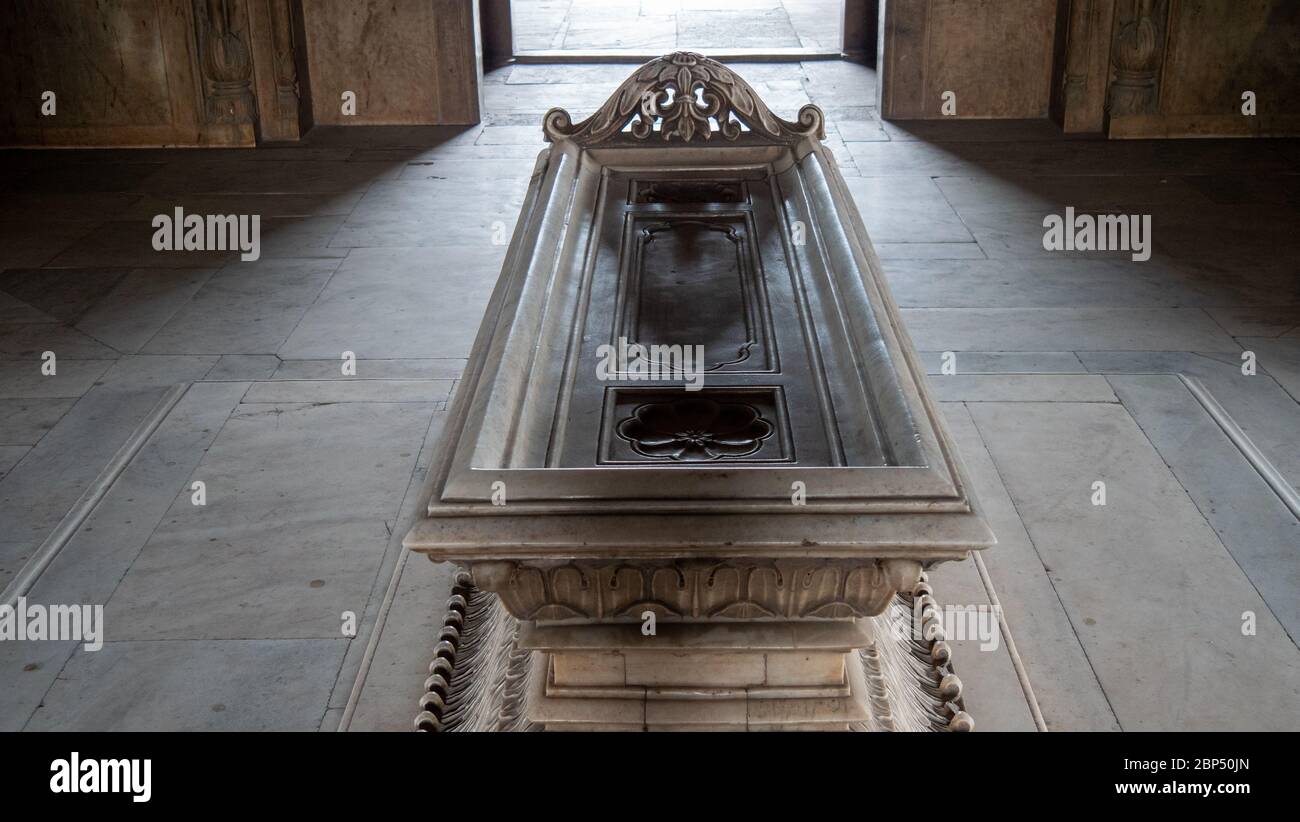 end view of a grave inside safdarjung's tomb delhi Stock Photo - Alamy
