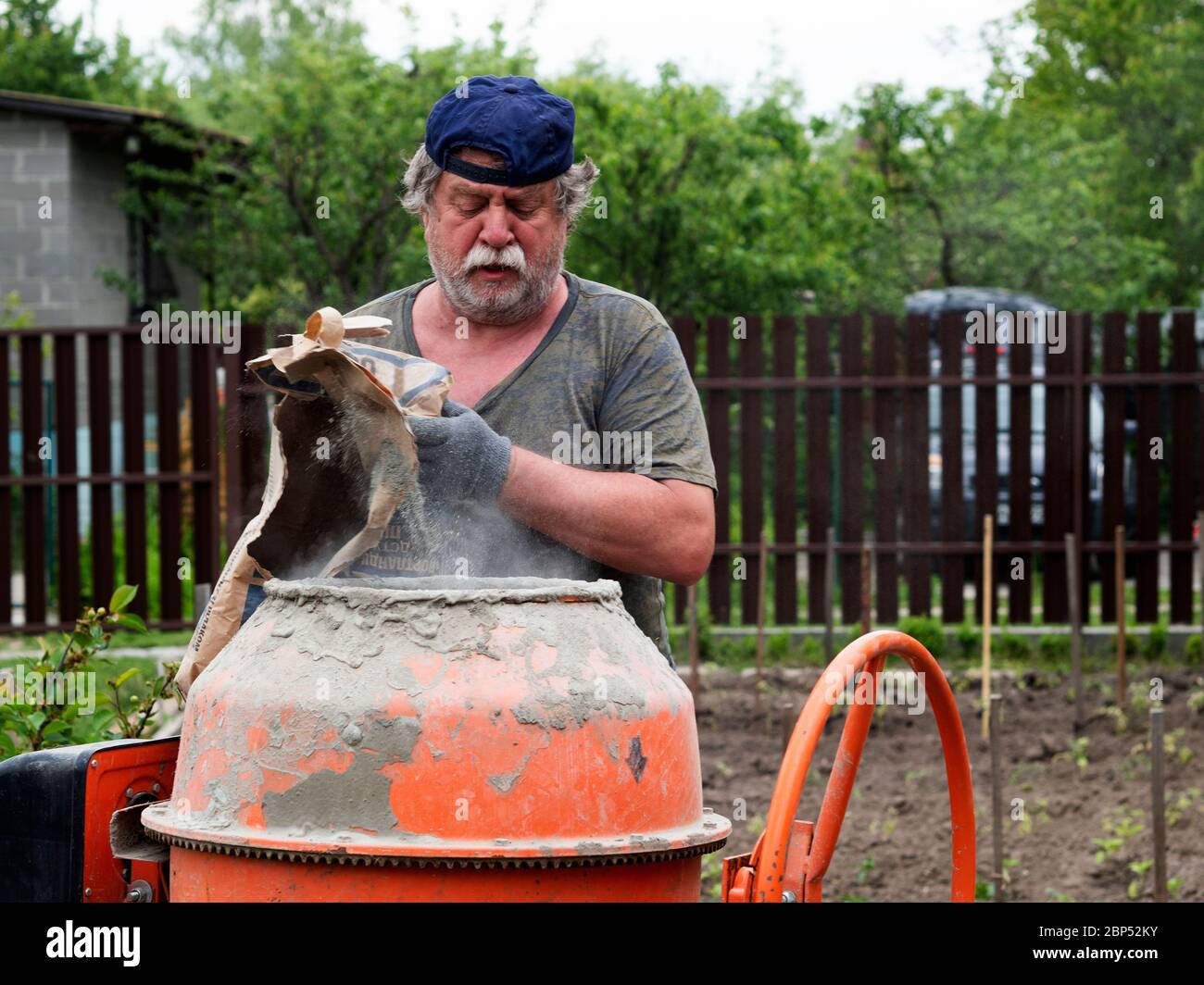 Construction worker bag of cement hi-res stock photography and images ...