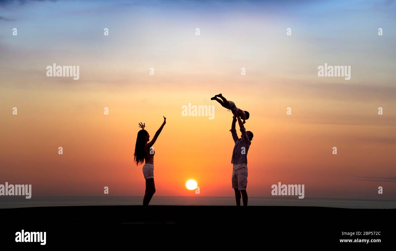 Family at dusk beach hi-res stock photography and images - Alamy