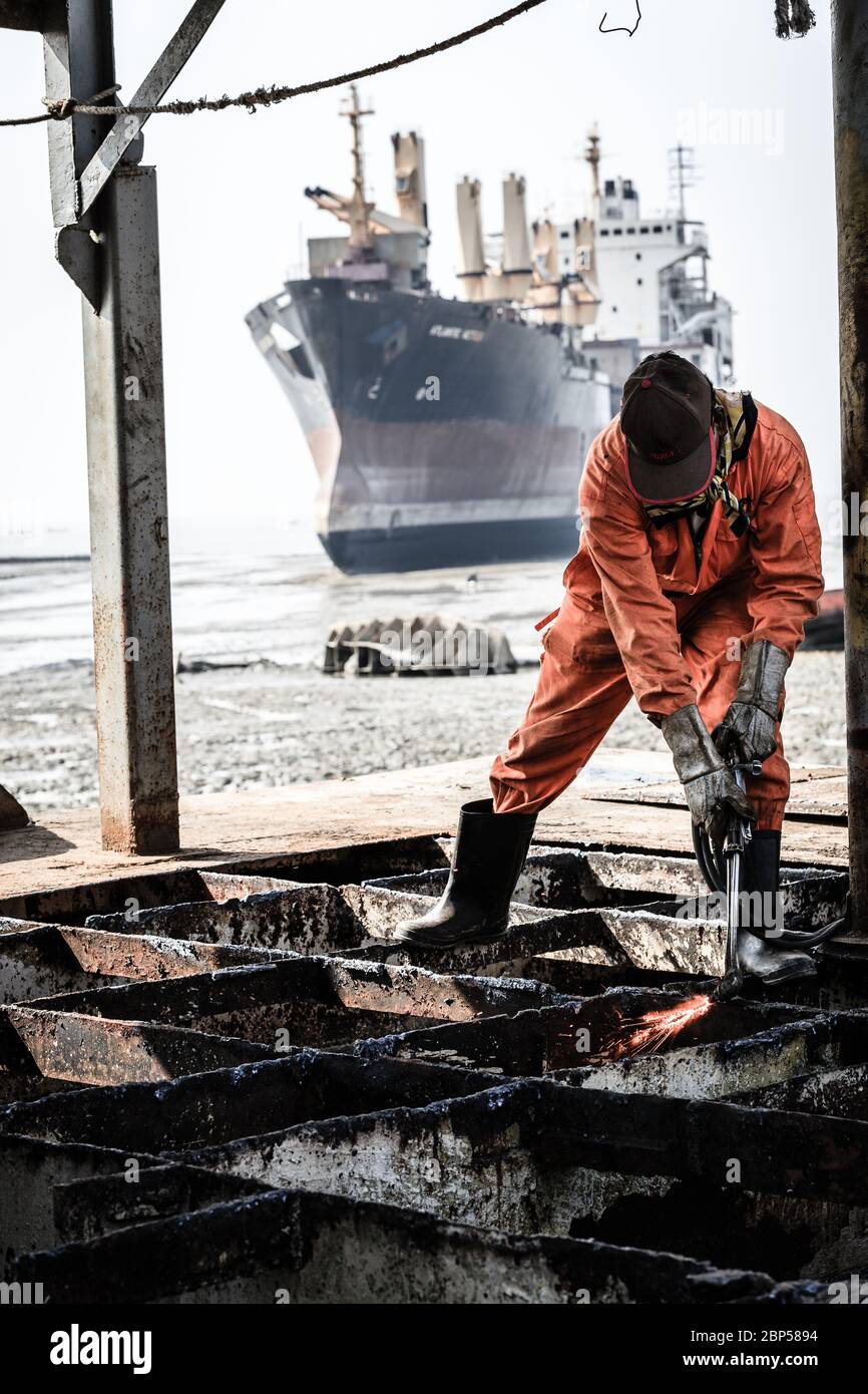 Chittagong ship breaking hi-res stock photography and images - Alamy