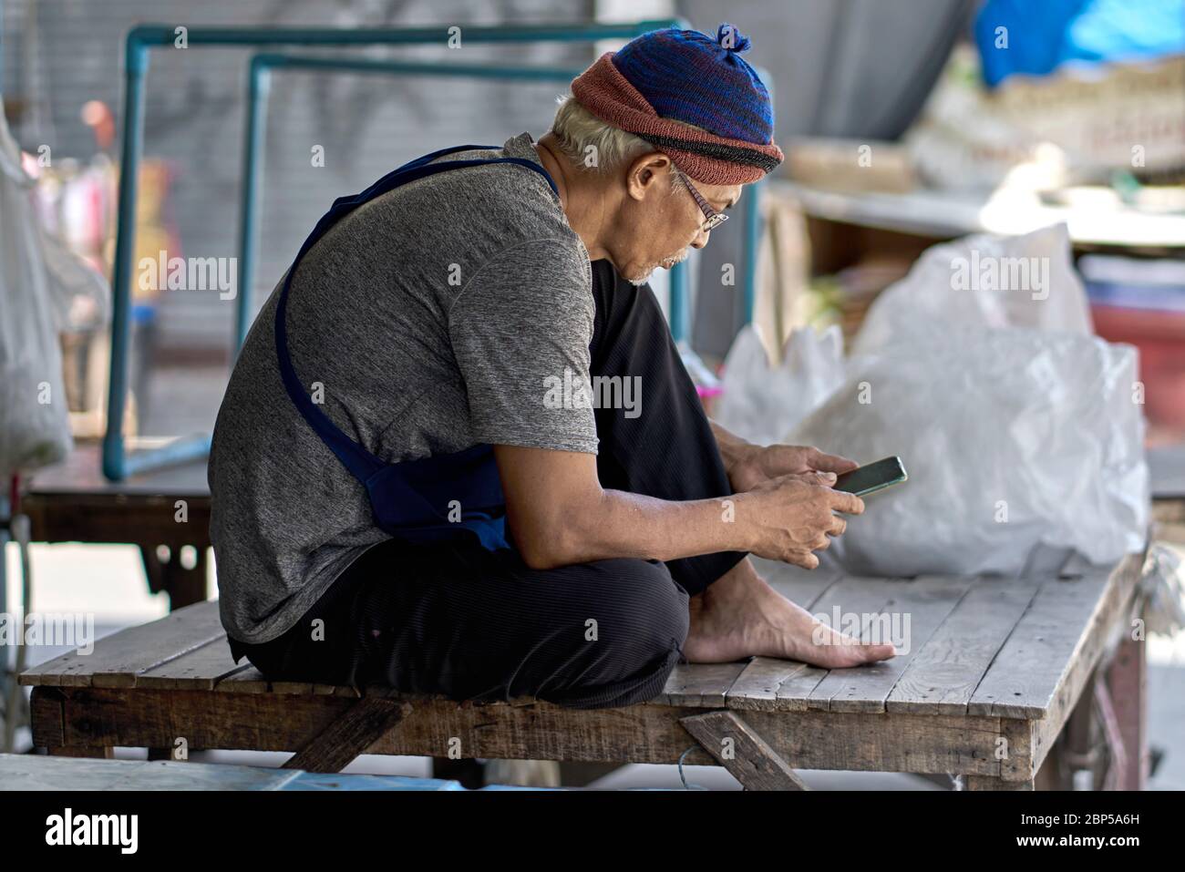 Old man looking at a smartphone hi-res stock photography and images - Alamy