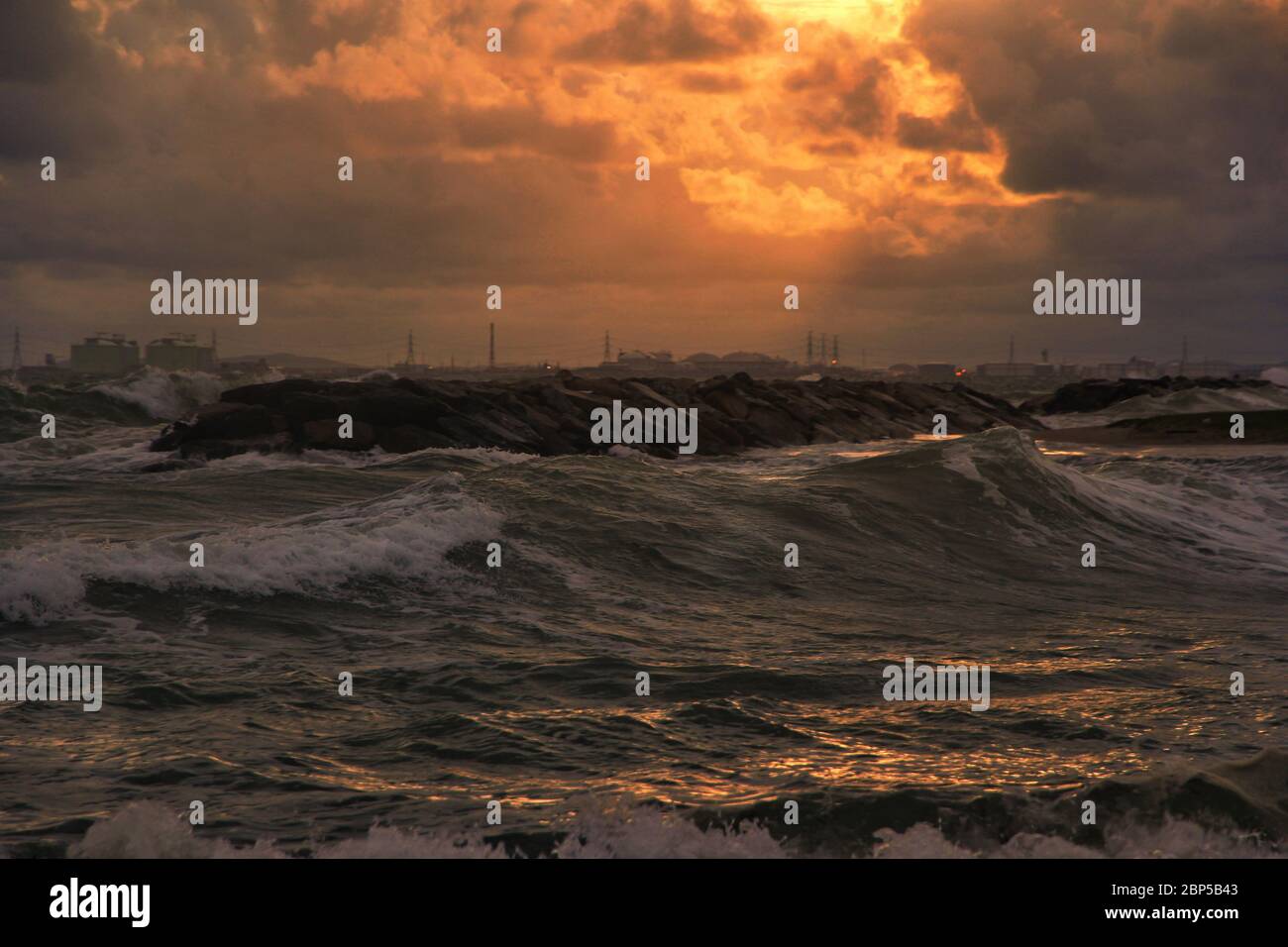 Waves and strong winds at night And the golden sky shines down on the ...