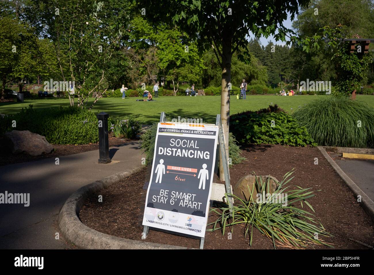 Practice social distancing sign hi-res stock photography and images - Alamy