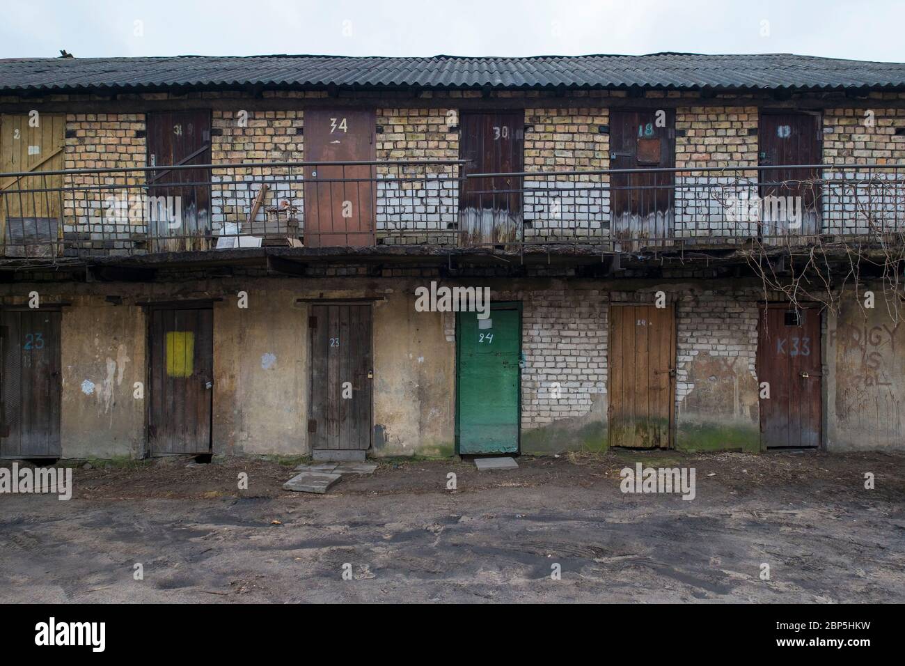 Old brick garage hi-res stock photography and images - Alamy