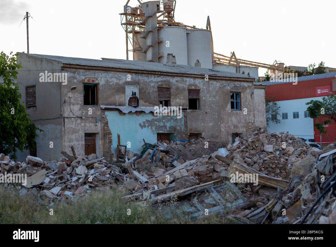 collapsed house full of rubble Stock Photo - Alamy