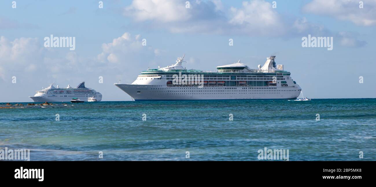 Two cruise ships anchored hi-res stock photography and images - Alamy