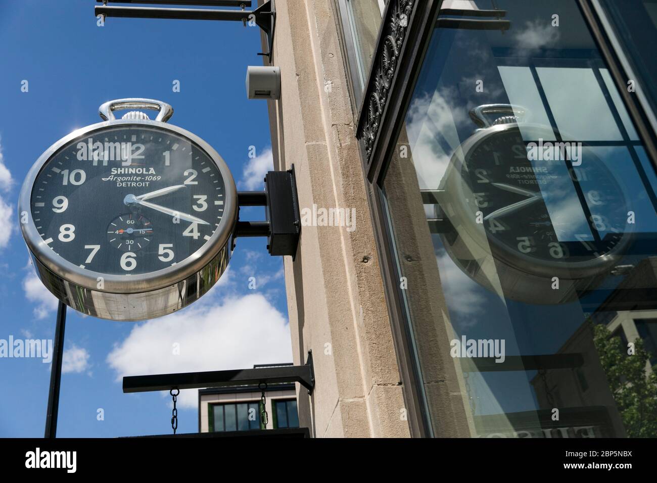 Storefront clock hi-res stock photography and images - Alamy