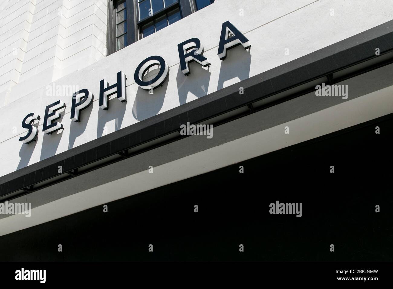 Sephora logo hi-res stock photography and images - Alamy