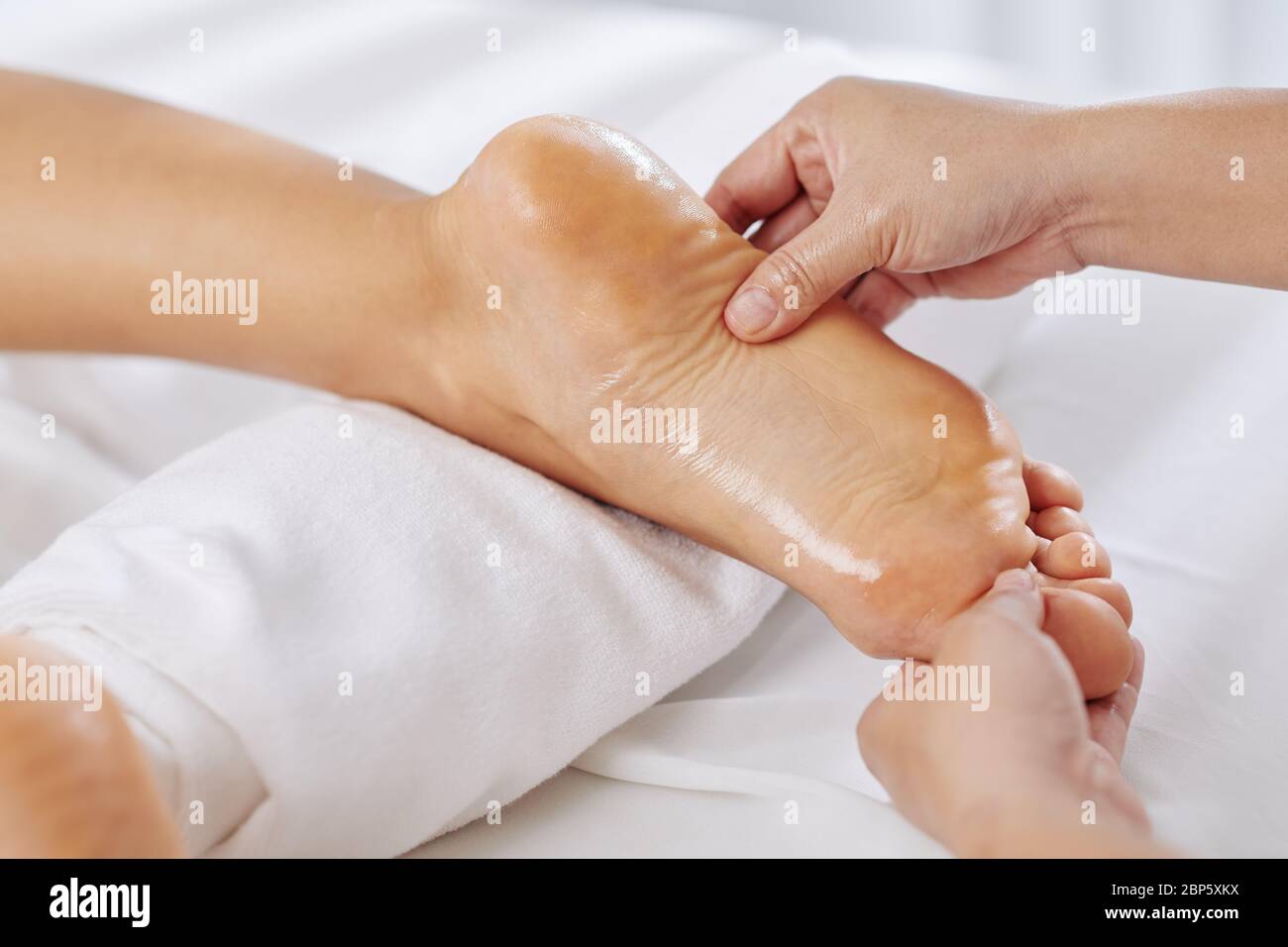 Spa relaxing feet oil hi-res stock photography and images - Alamy
