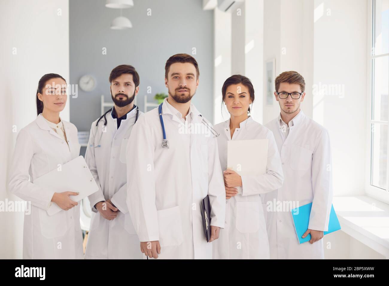 Doctors group hi-res stock photography and images - Alamy