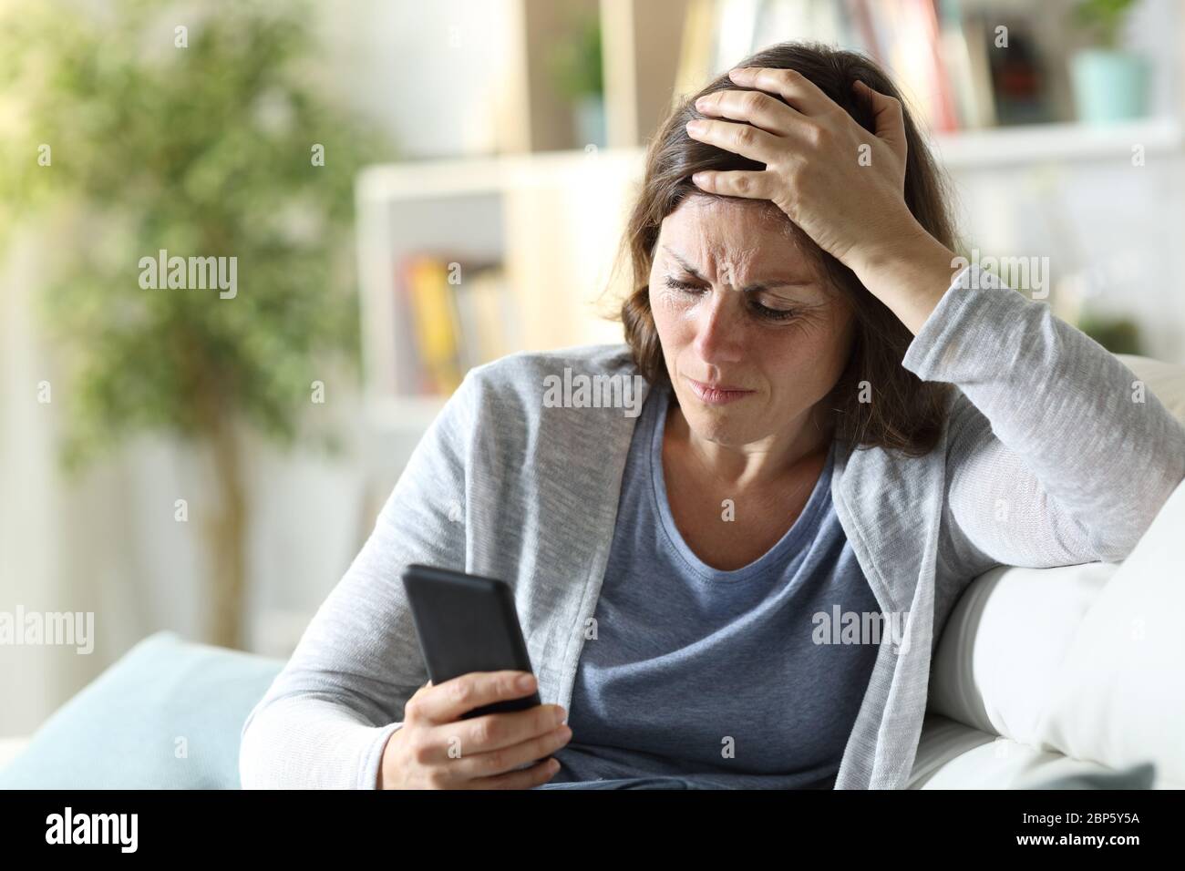Mobile phone sad pain hi-res stock photography and images - Alamy
