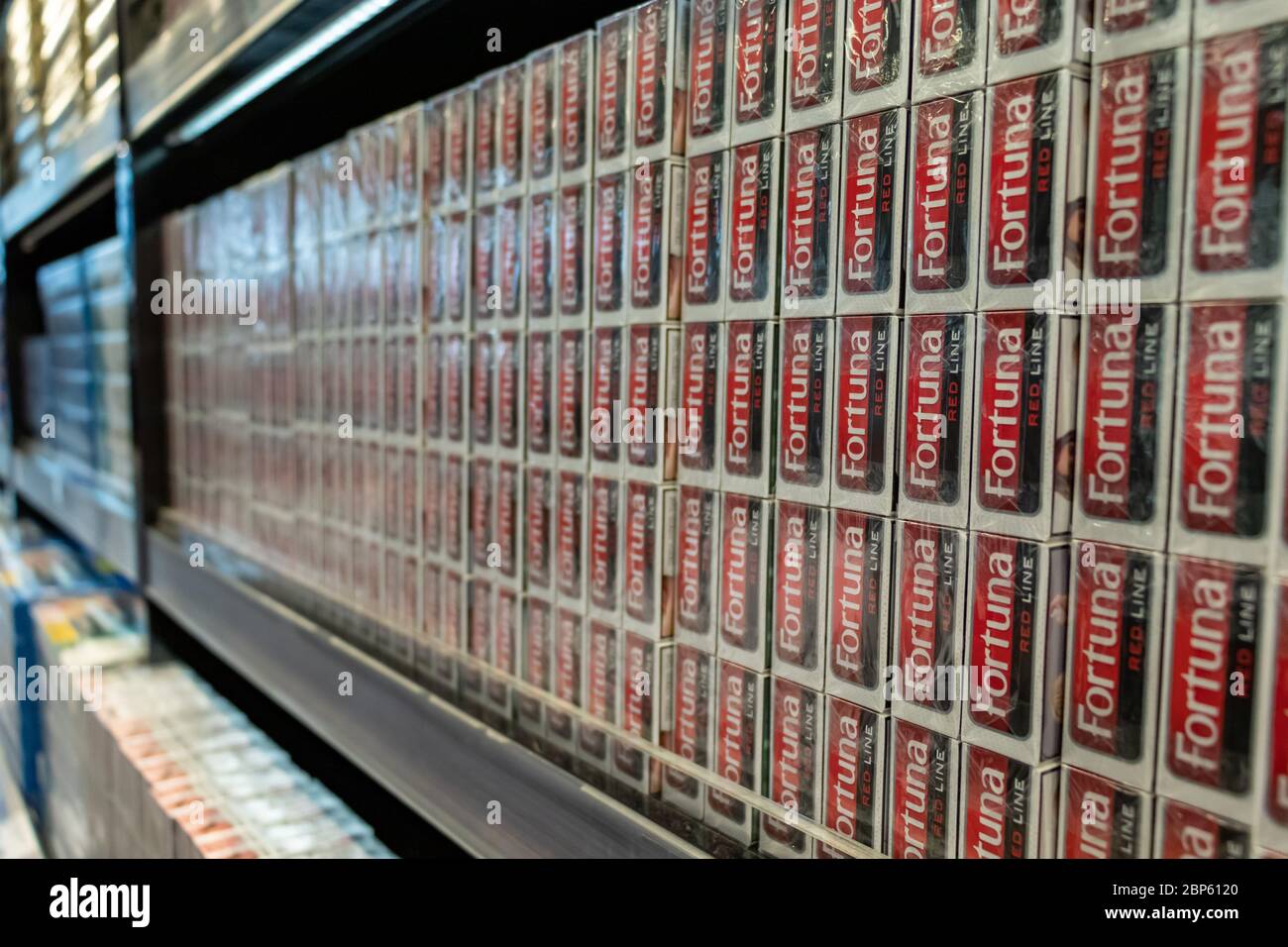 Pall mall cigarette pack hi-res stock photography and images - Alamy