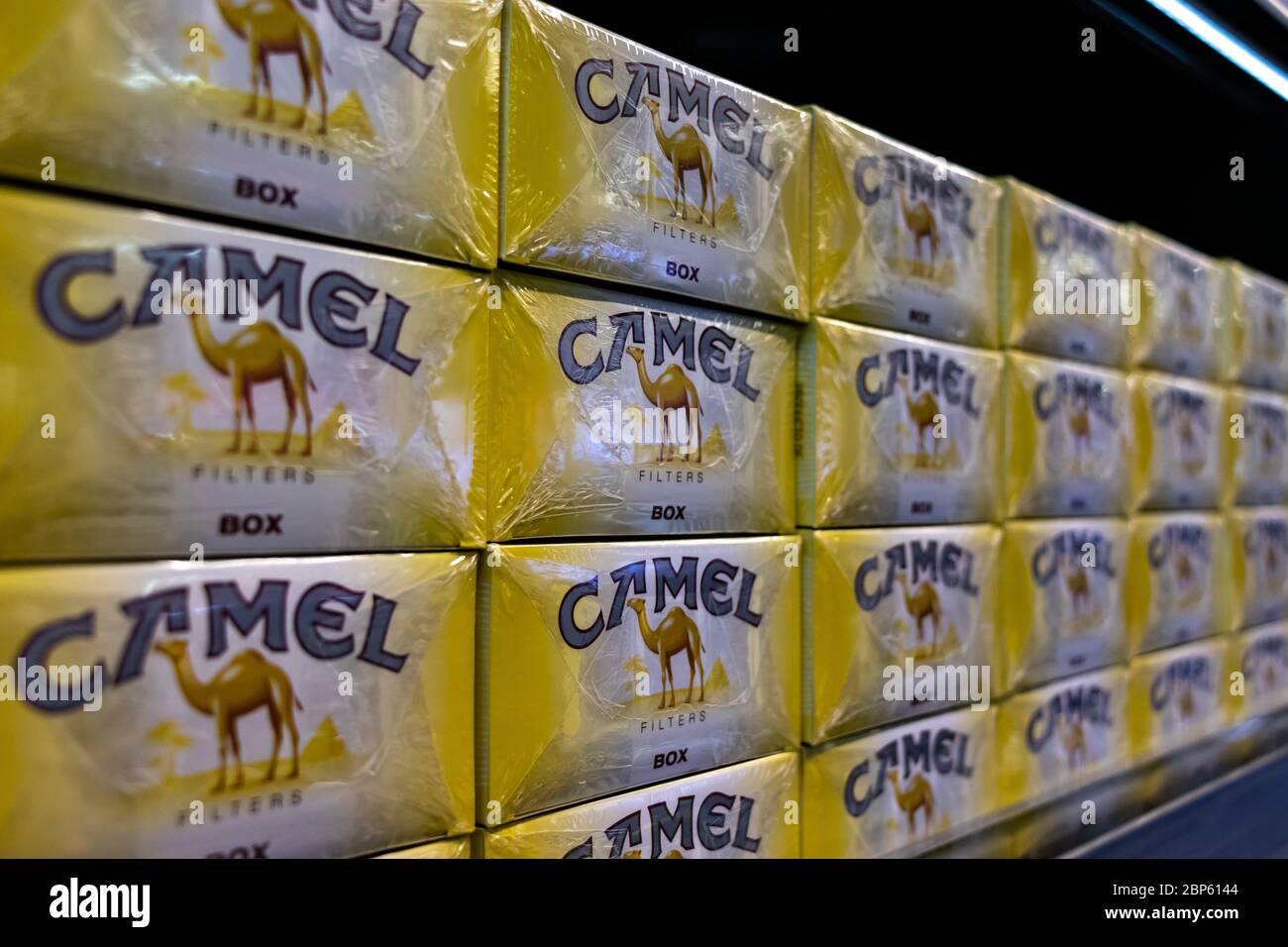 Pall mall cigarette pack hi-res stock photography and images - Alamy