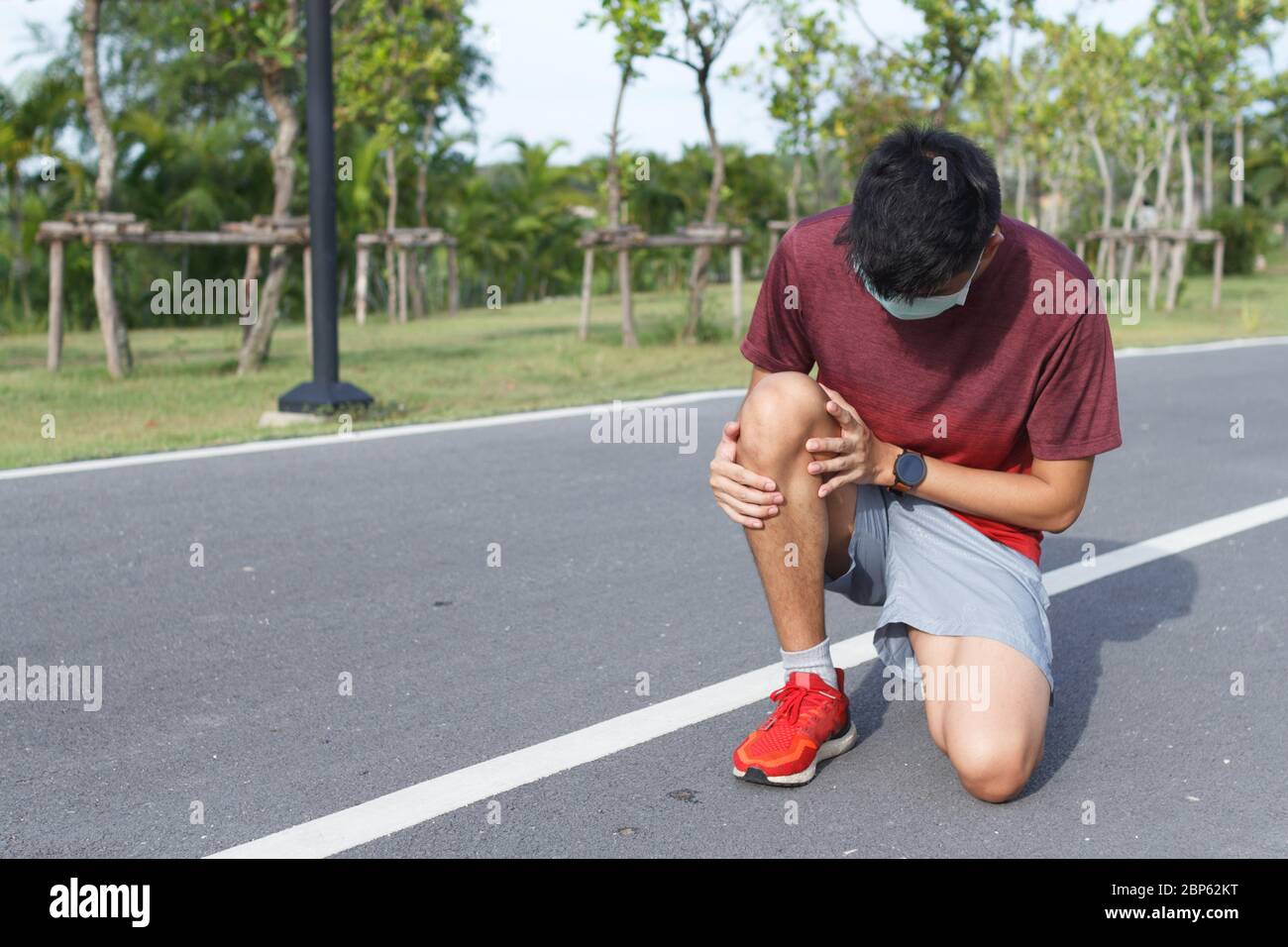 Sport man suffering with pain on sports running knee injury after ...