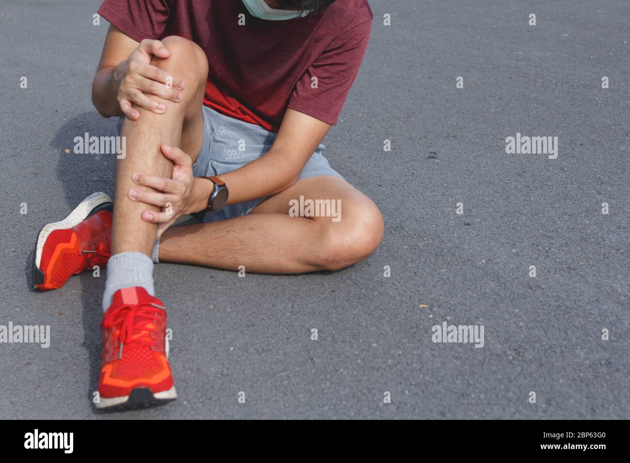 Sport man suffering with pain on sports running knee injury after ...