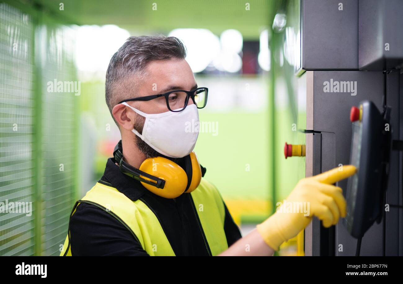 Worker wearing mask hi-res stock photography and images - Alamy