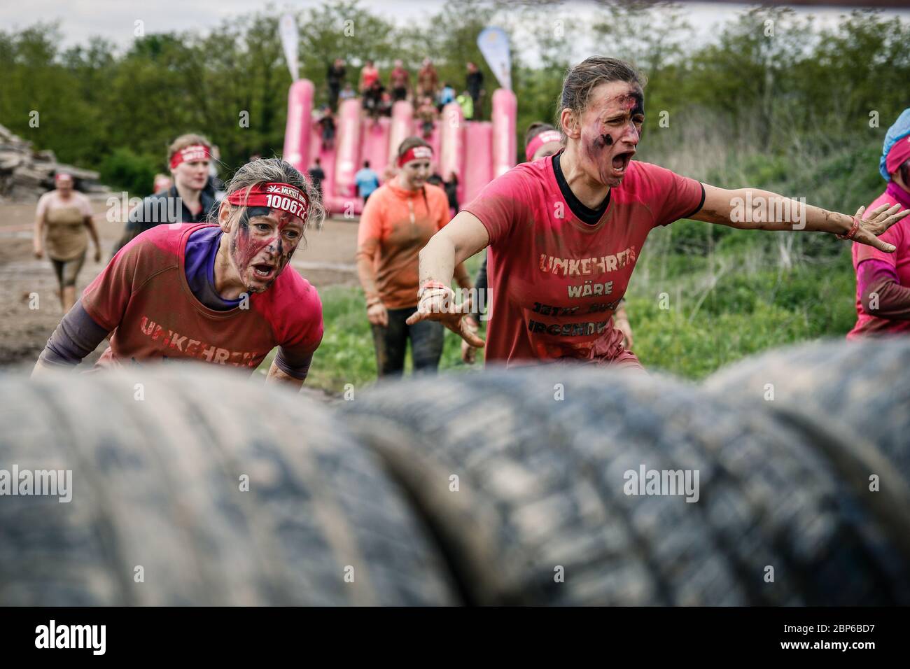 Mud run woman hi-res stock photography and images - Alamy