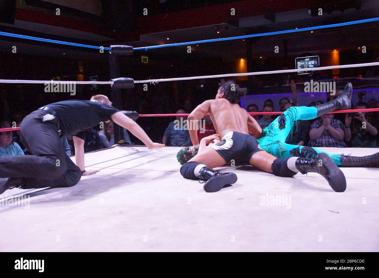 Wwe wrestling audience hi-res stock photography and images - Alamy