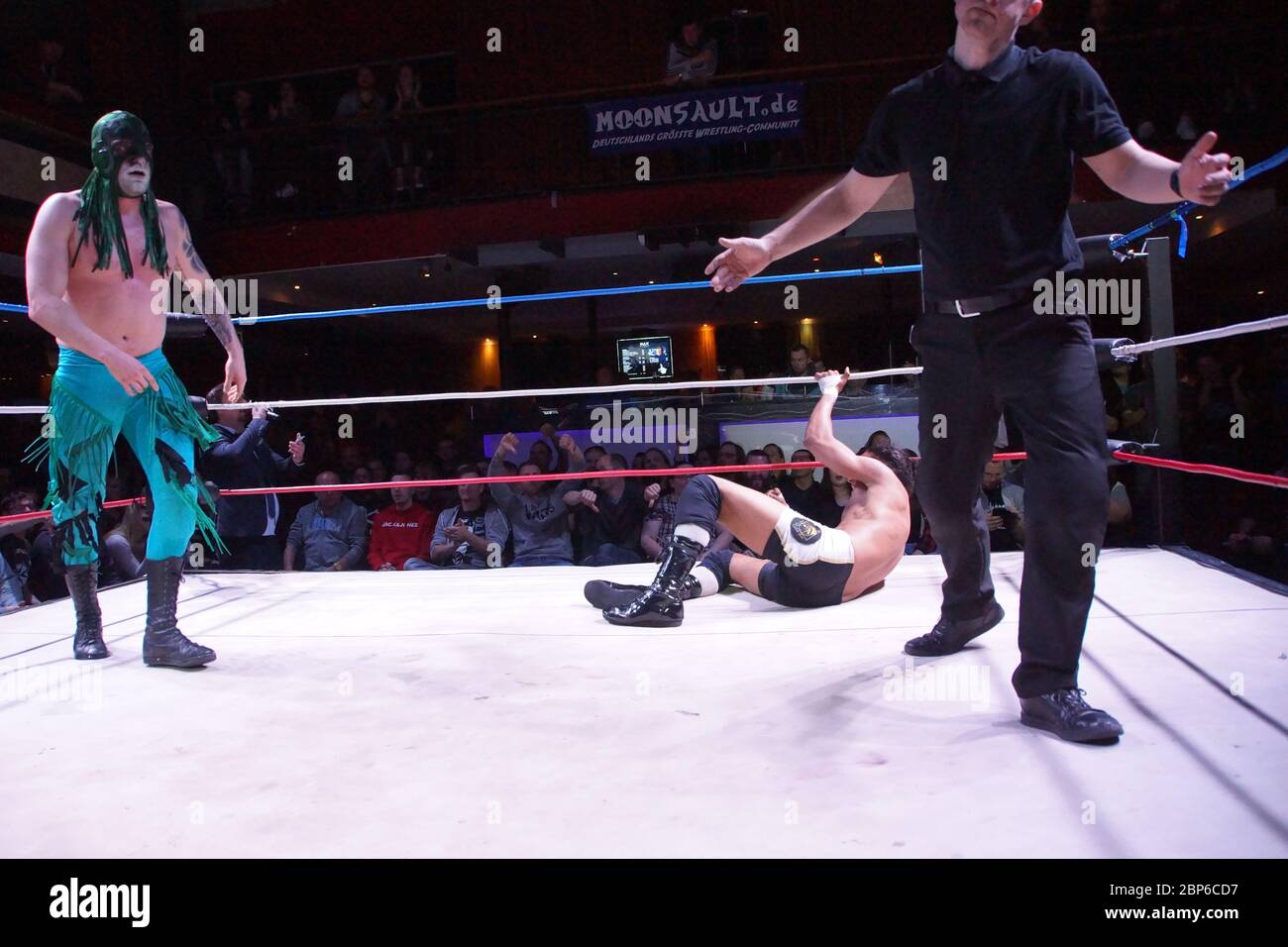 Wwe wrestling audience hi-res stock photography and images - Alamy