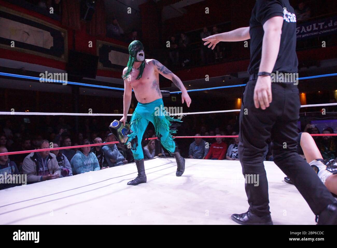 Wwe wrestling audience hi-res stock photography and images - Alamy