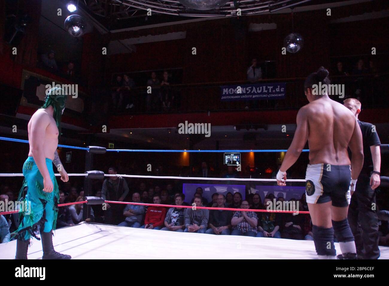 Wwe wrestling audience hi-res stock photography and images - Alamy