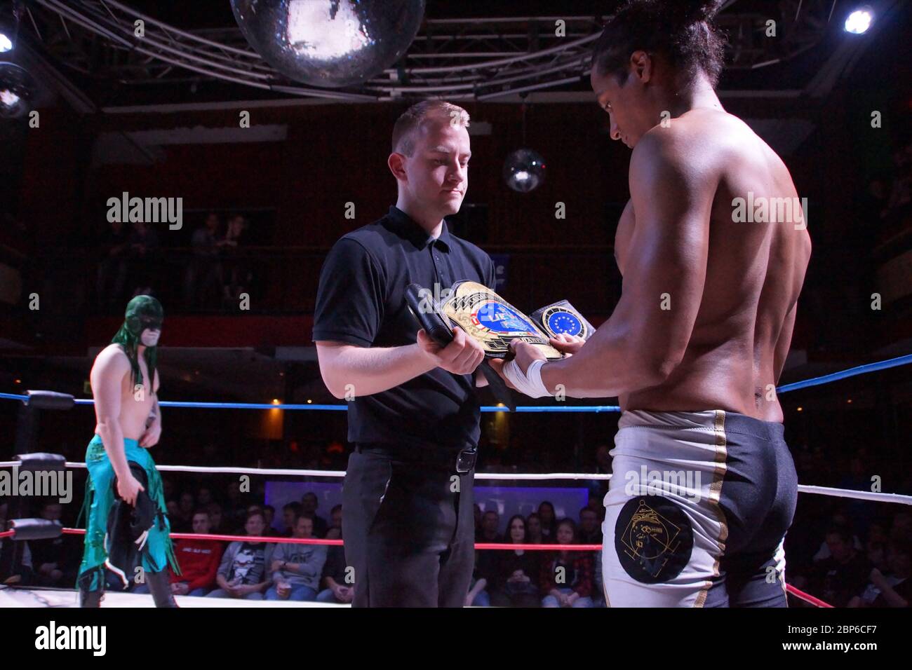 Wwe wrestling audience hi-res stock photography and images - Alamy