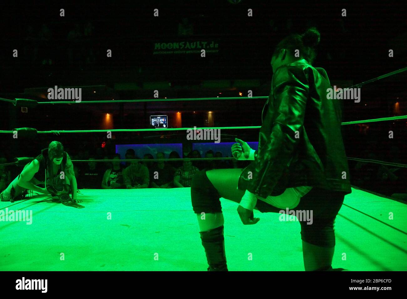 Wwe wrestling audience hi-res stock photography and images - Alamy