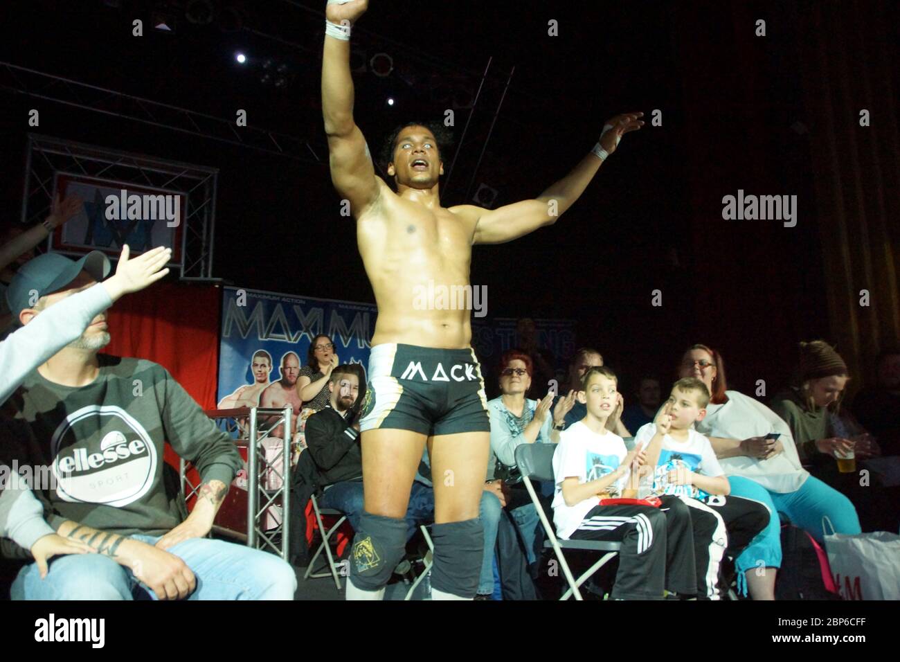 Wwe wrestling audience hi-res stock photography and images - Alamy