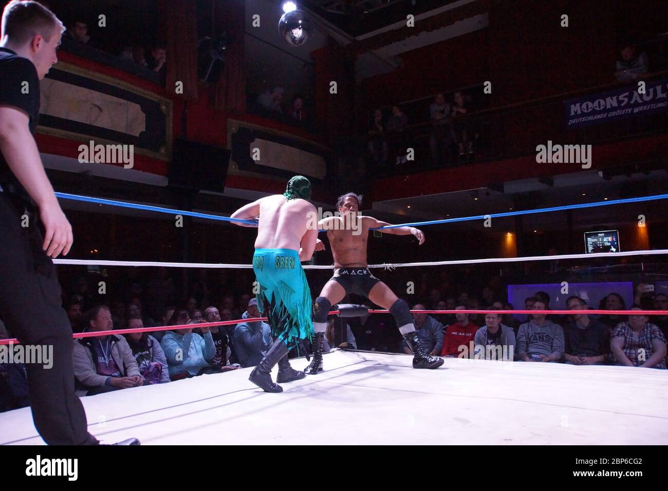 Wwe wrestling audience hi-res stock photography and images - Alamy