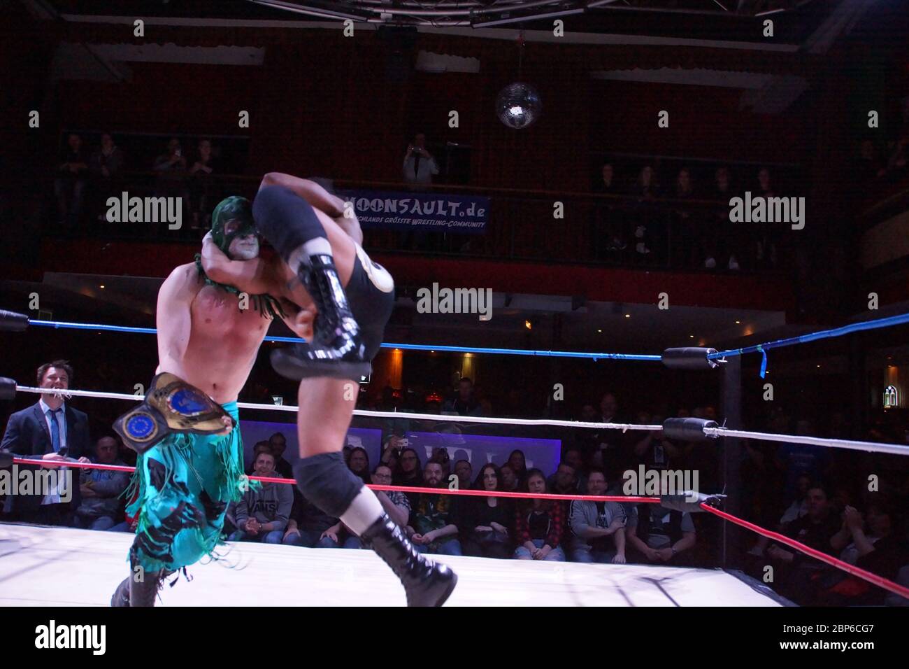 Wwe wrestling audience hi-res stock photography and images - Alamy