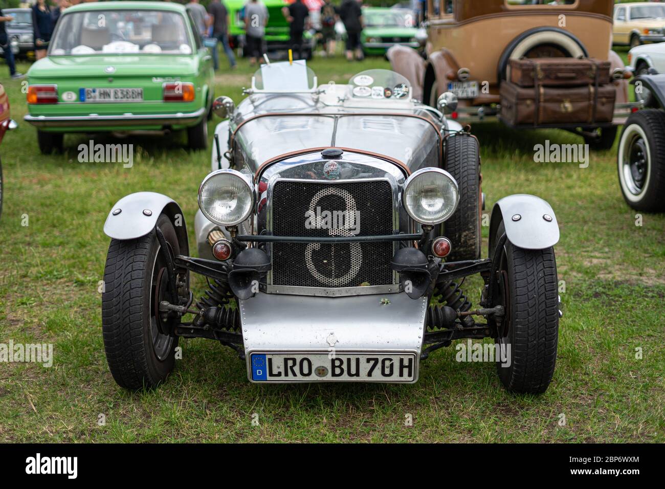 Straight eight hi-res stock photography and images - Alamy