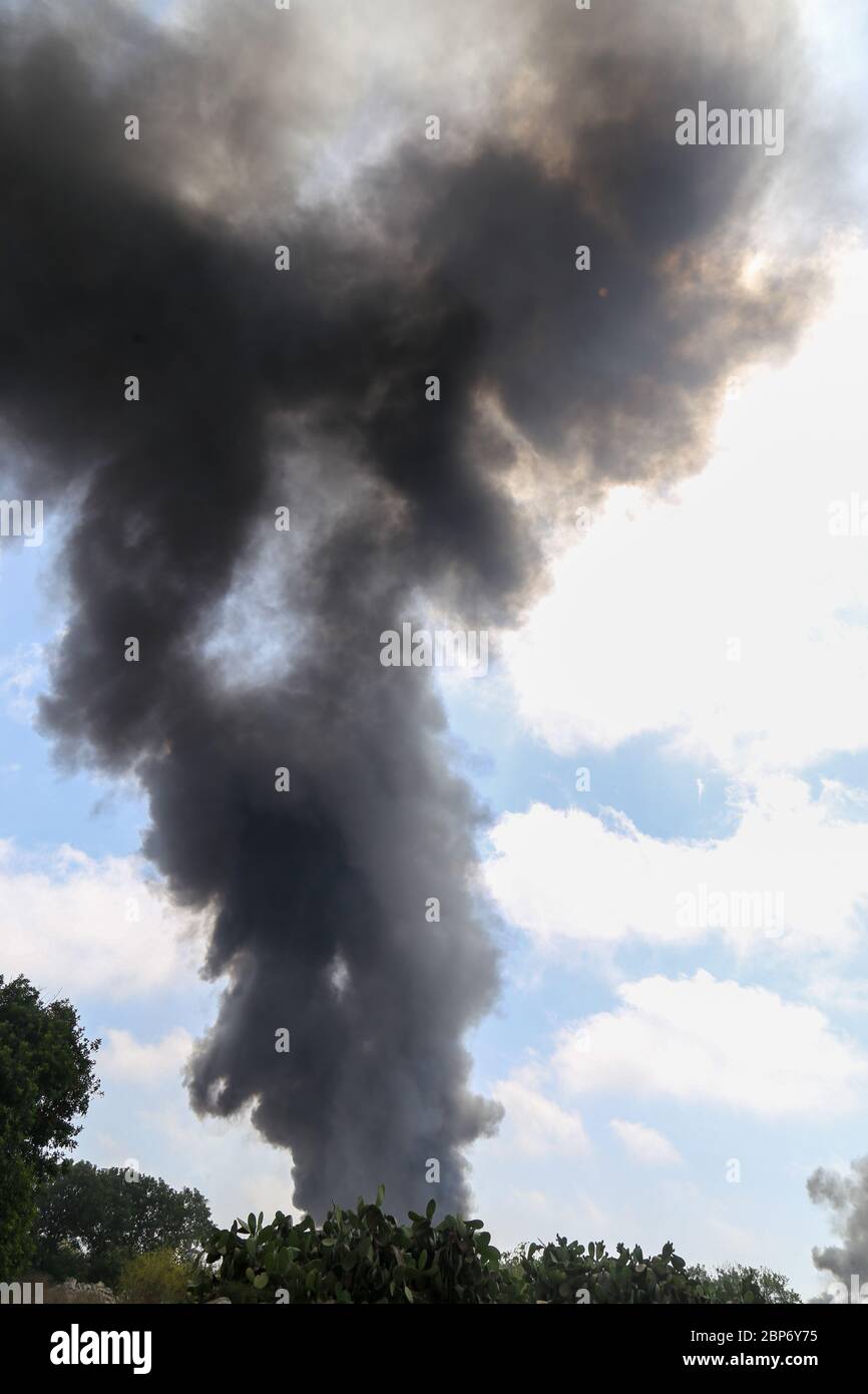 Dark column of smoke hi-res stock photography and images - Alamy