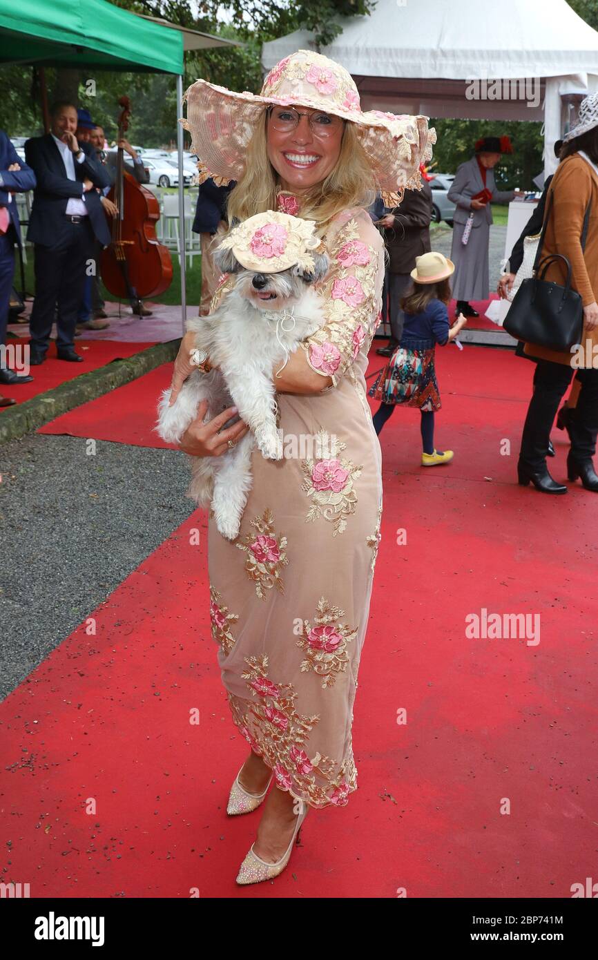 Carola Rau mit Hund Daisy, Ascot Renntag auf der Neuen Bult, Hannover ...
